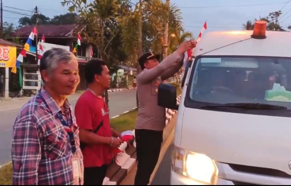 Polres Barito Timur Bersama Wartawan Bagikan Ratusan Bendera Merah ...